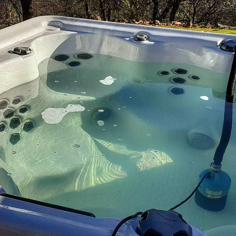 Cleaning a hot tub: an all-in-one guide | ByRossi